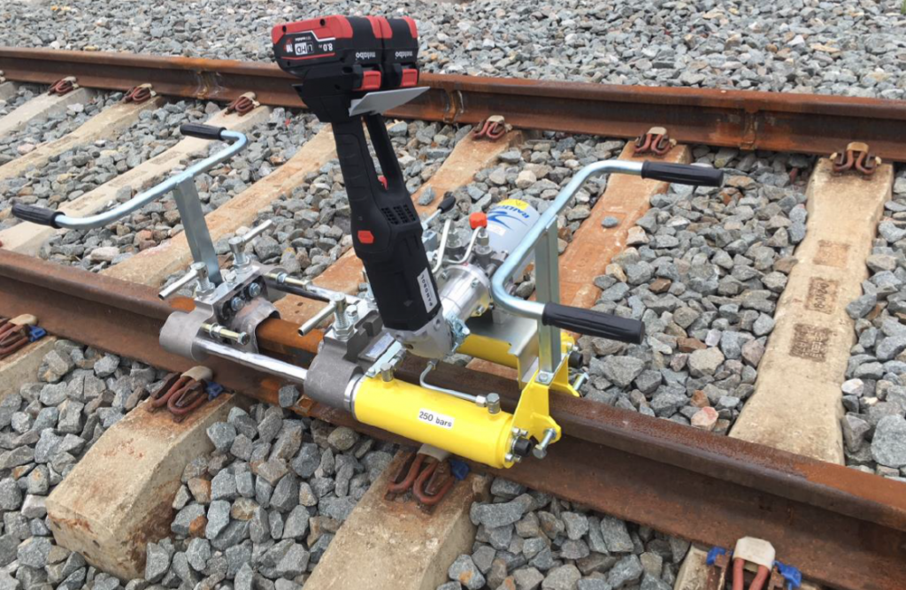 EMB1 Narrow Battery - Operated Weld Shear - Pandrol