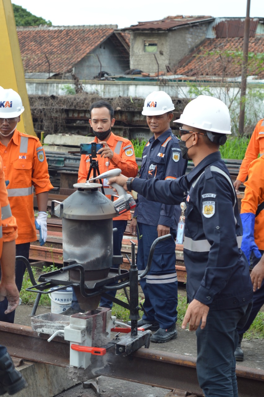 Pandrol’s team in Indonesia deliver bespoke Aluminothermic Welding ...
